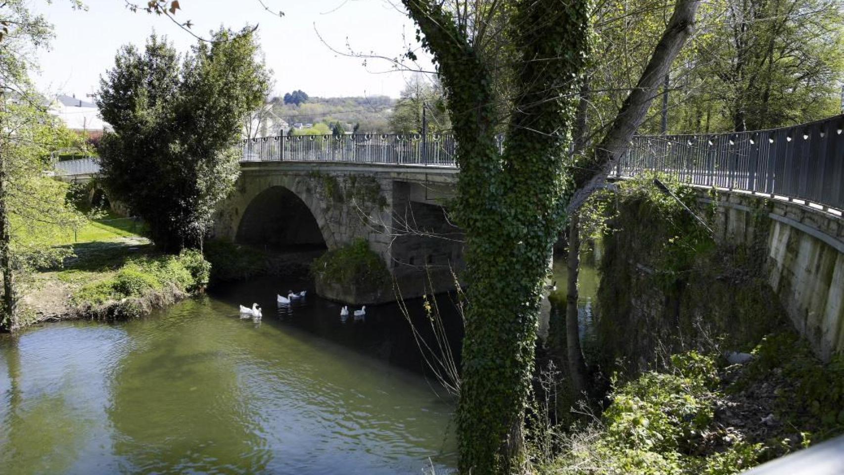 Fallece una persona tras precipitarse al río con su vehículo en Sarria ...