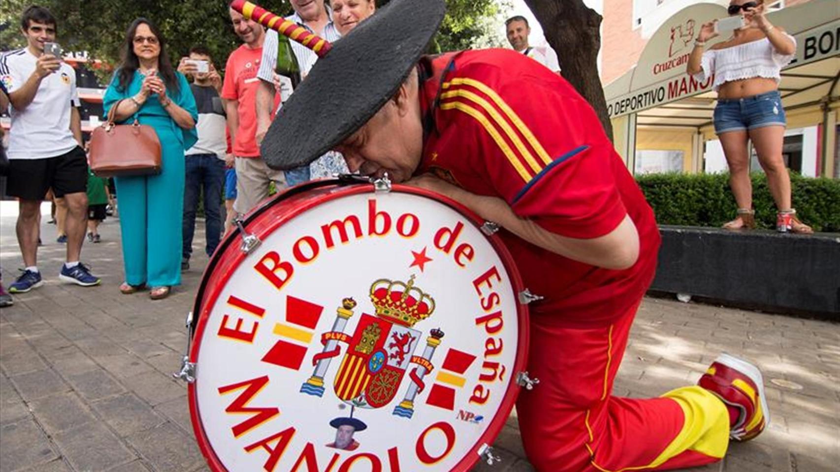 Muere a los 76 años Manolo 'el del Bombo', el hincha de España más ...
