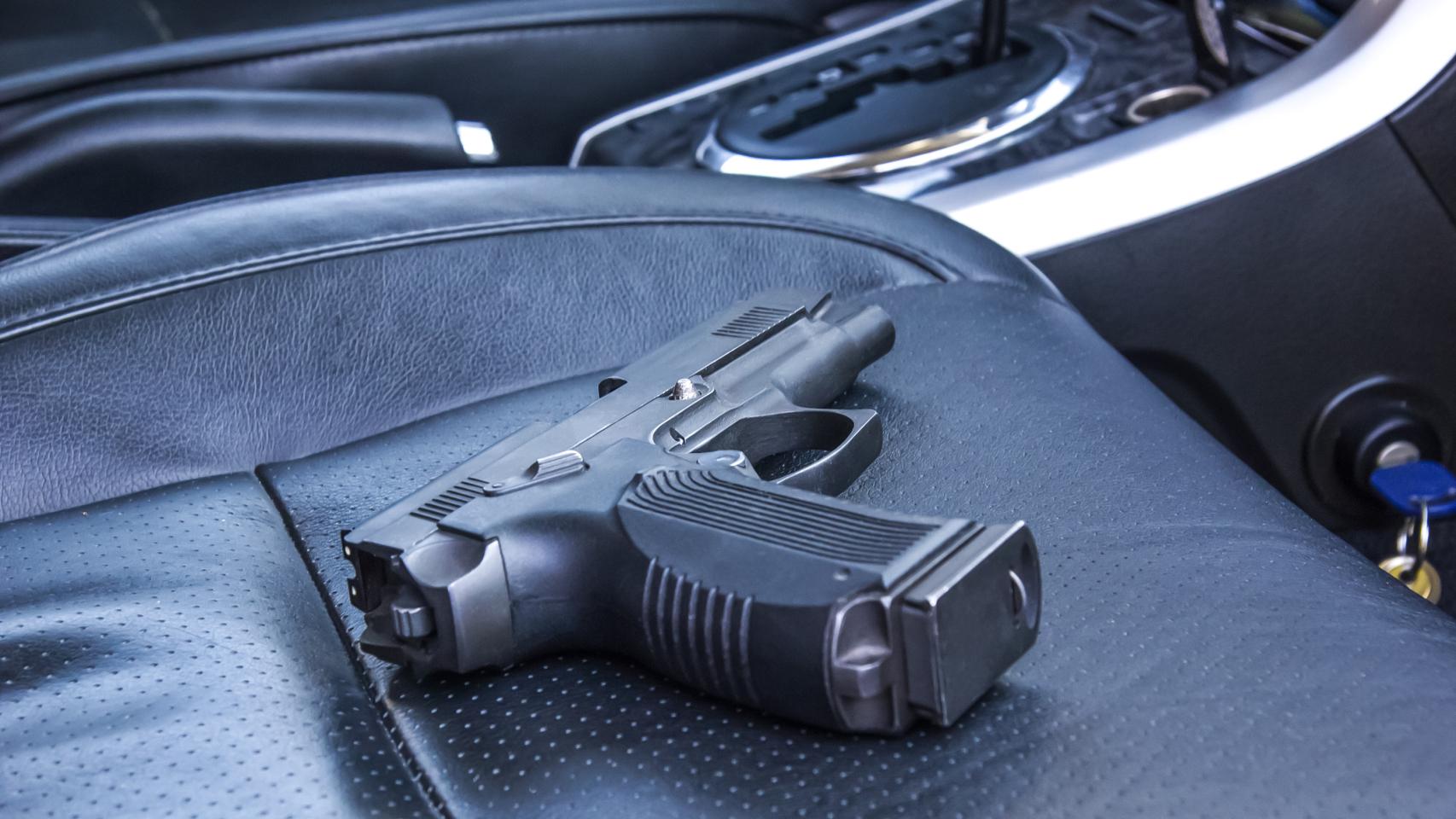 Un vecino de Alicante se enfrenta a un ladrón armado en su casa y la ...