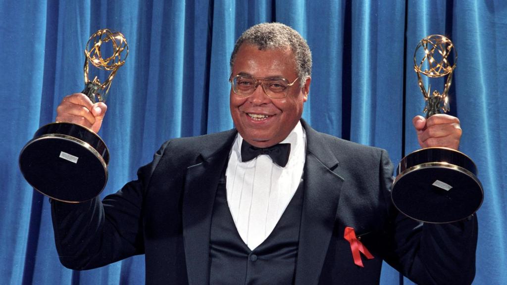 Muere James Earl Jones, el actor que dio voz en inglés a Darth Vader y ...