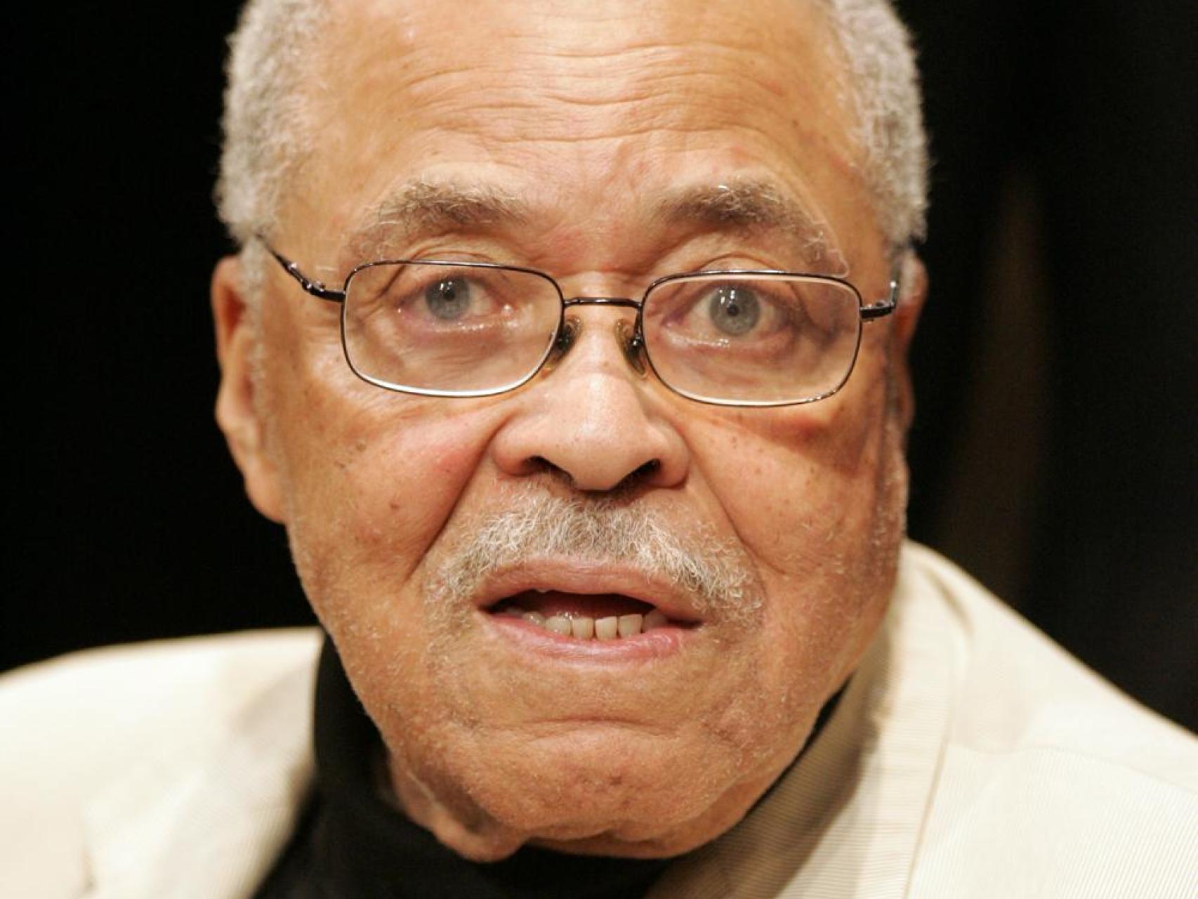 Muere James Earl Jones, el actor que dio voz en inglés a Darth Vader y ...