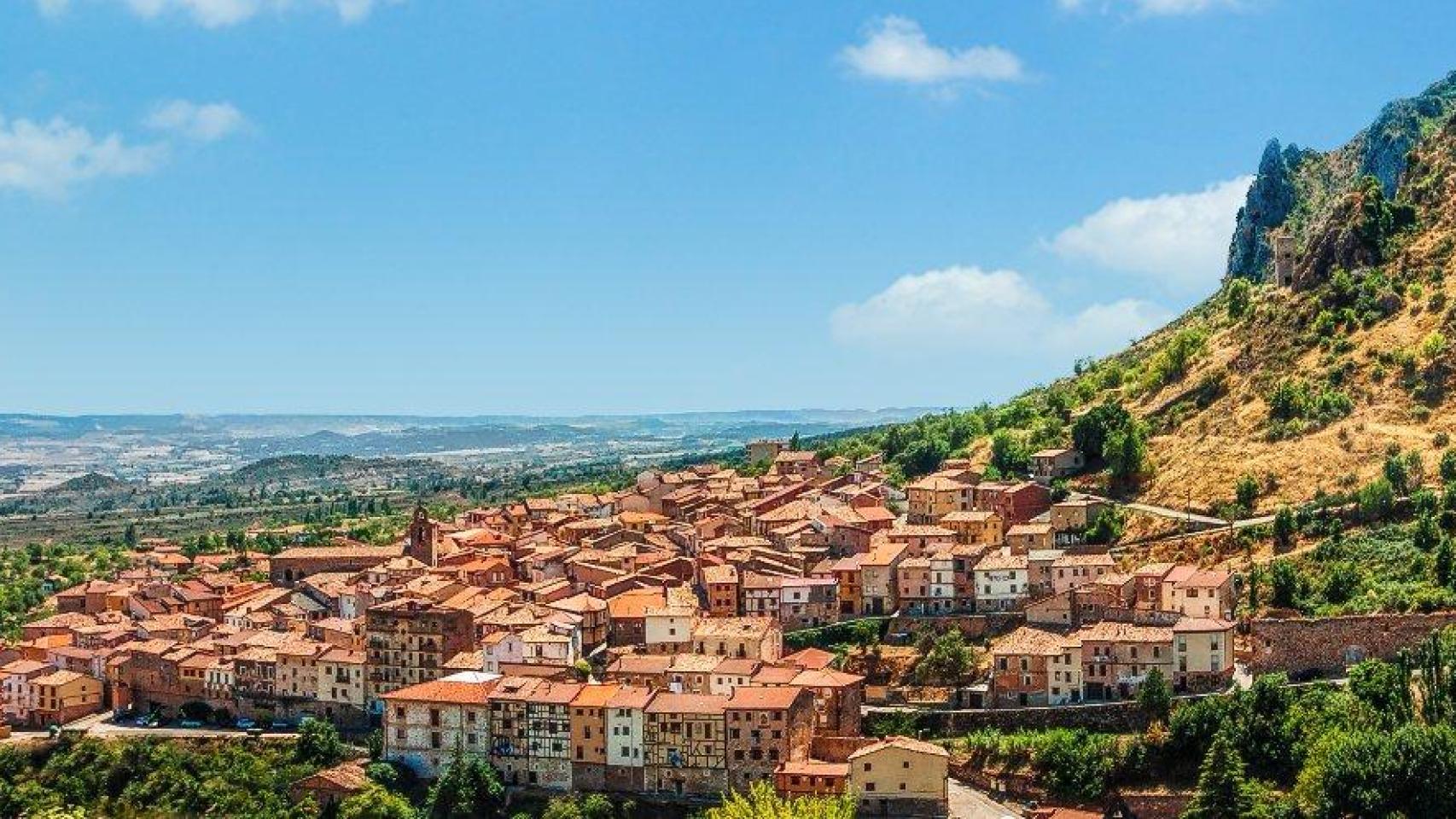 El imponente pueblo medieval de Burgos donde se puede flotar como en el ...