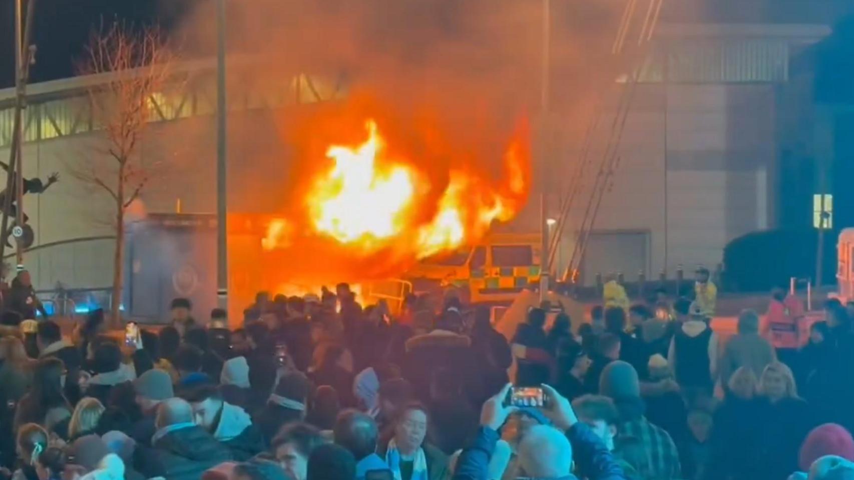 Un incendio en los aledaños del Etihad Stadium desata el caos en la ...