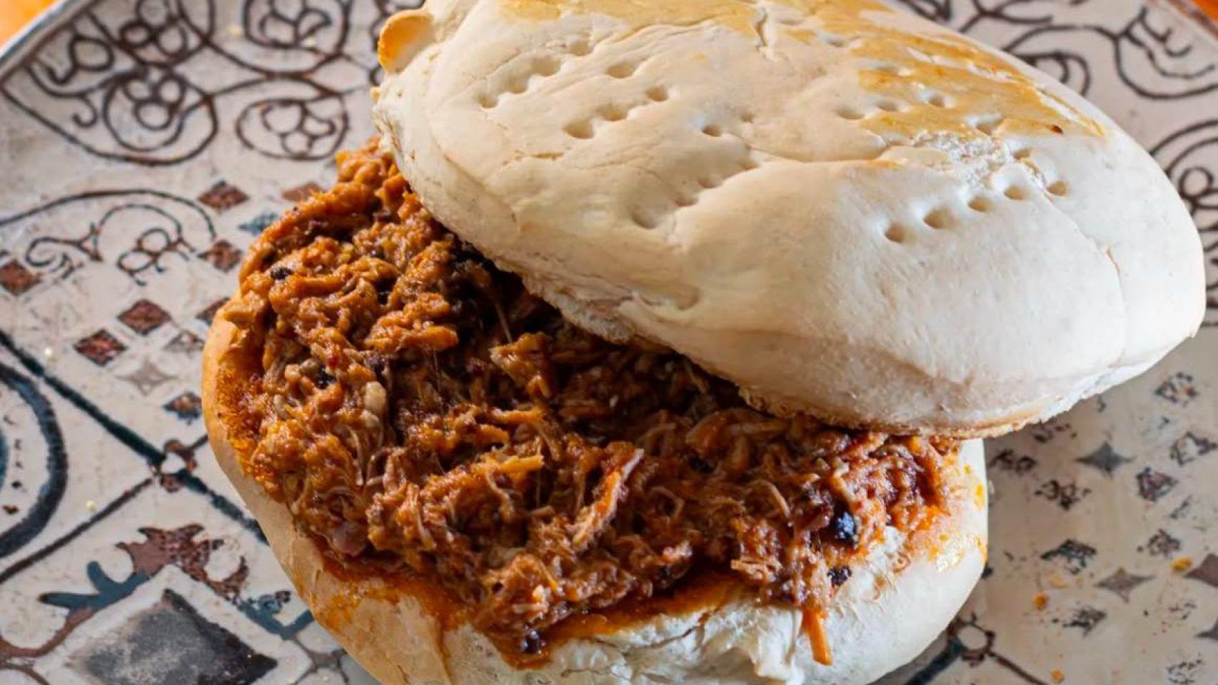 El bar donde sirven la mejor tostada de pringá de Sevilla: con un extra ...