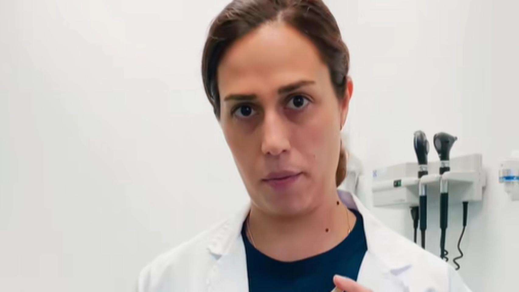 La médica Amara Aladel advierte a España: "No toques el móvil en los ...