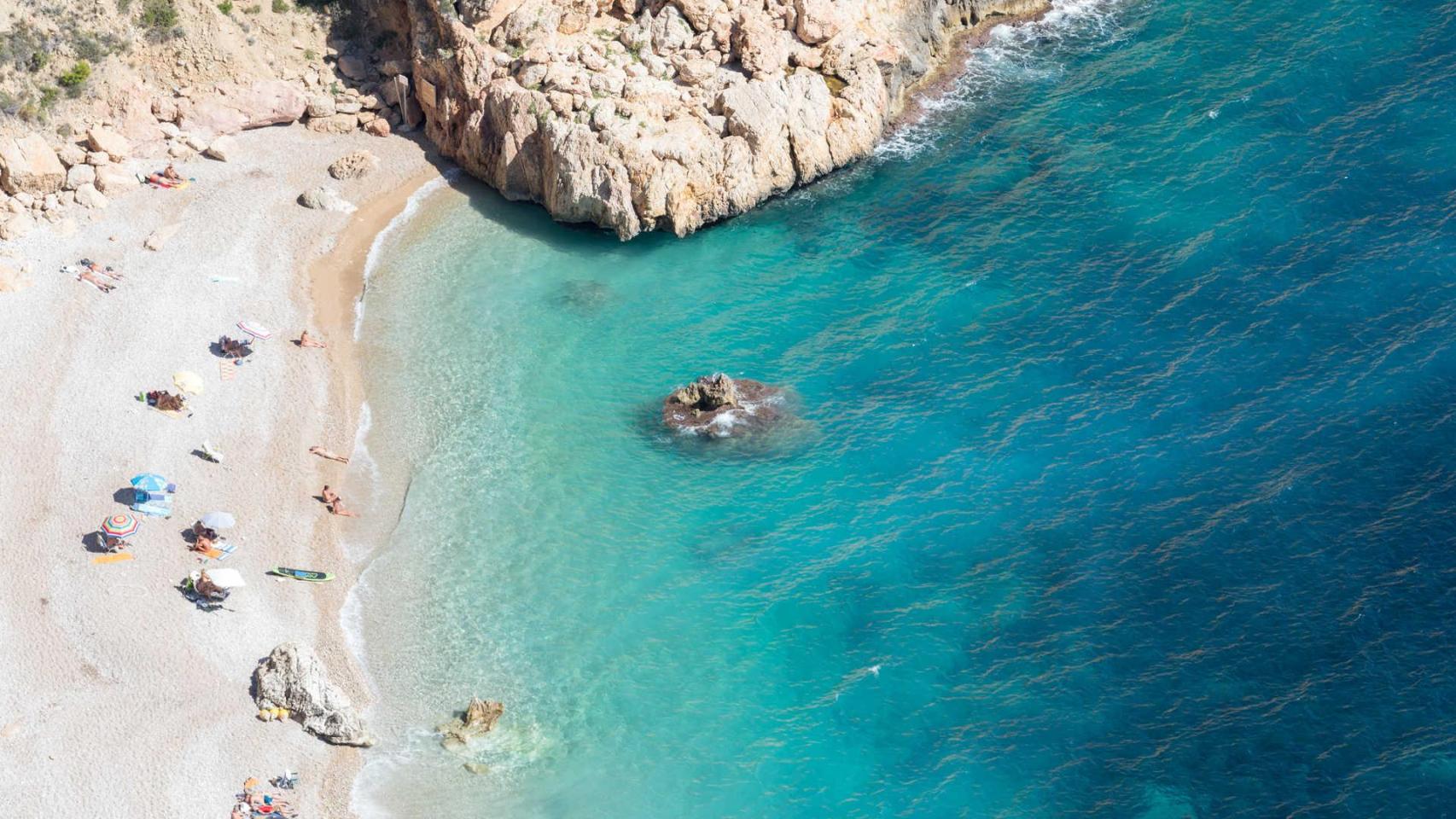 La impresionante cala con cuevas y un río submarino a la que ir este ...