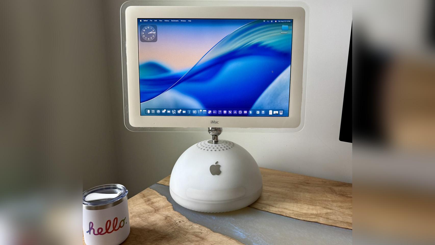 El mítico iMac G4 hecho en cristal con macOS Tahoe: "Liquid Glass en ...