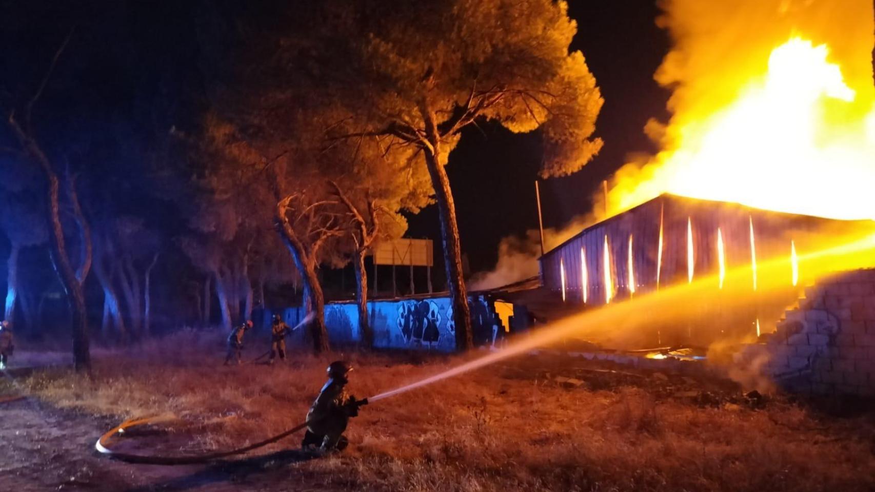 Un incendio arrasa una nave con palés en Pinar de Jalón