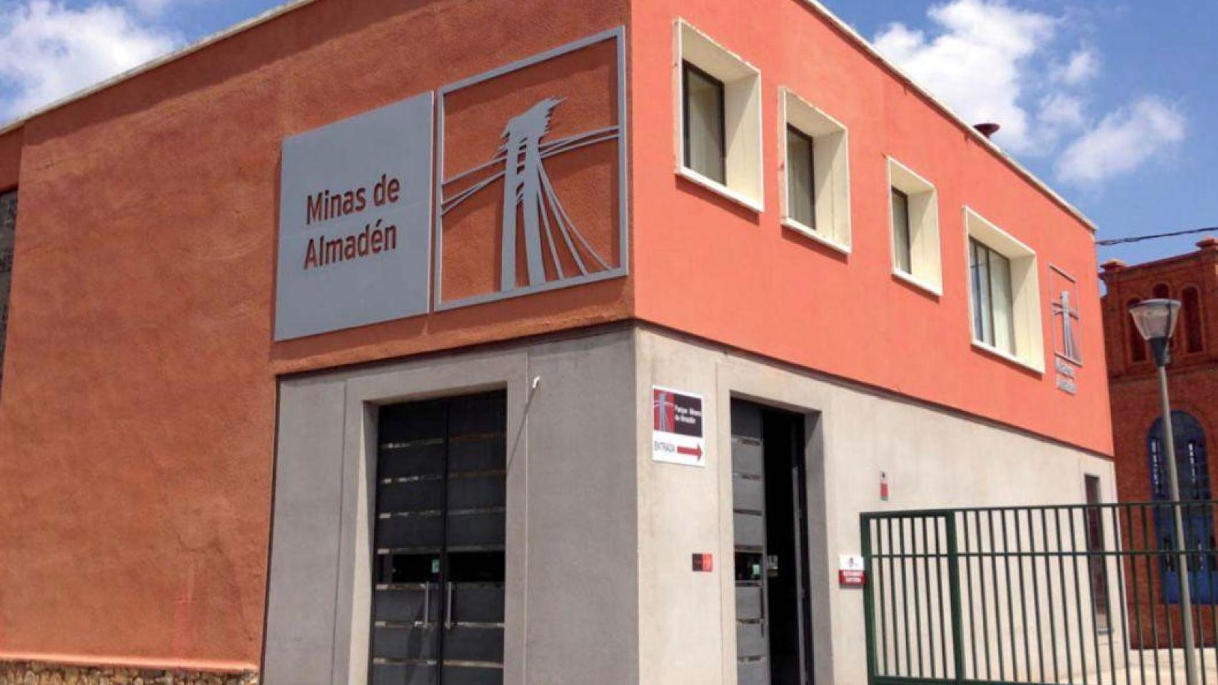 El Ayuntamiento de Almadén indignado por el cierre de la planta de ...