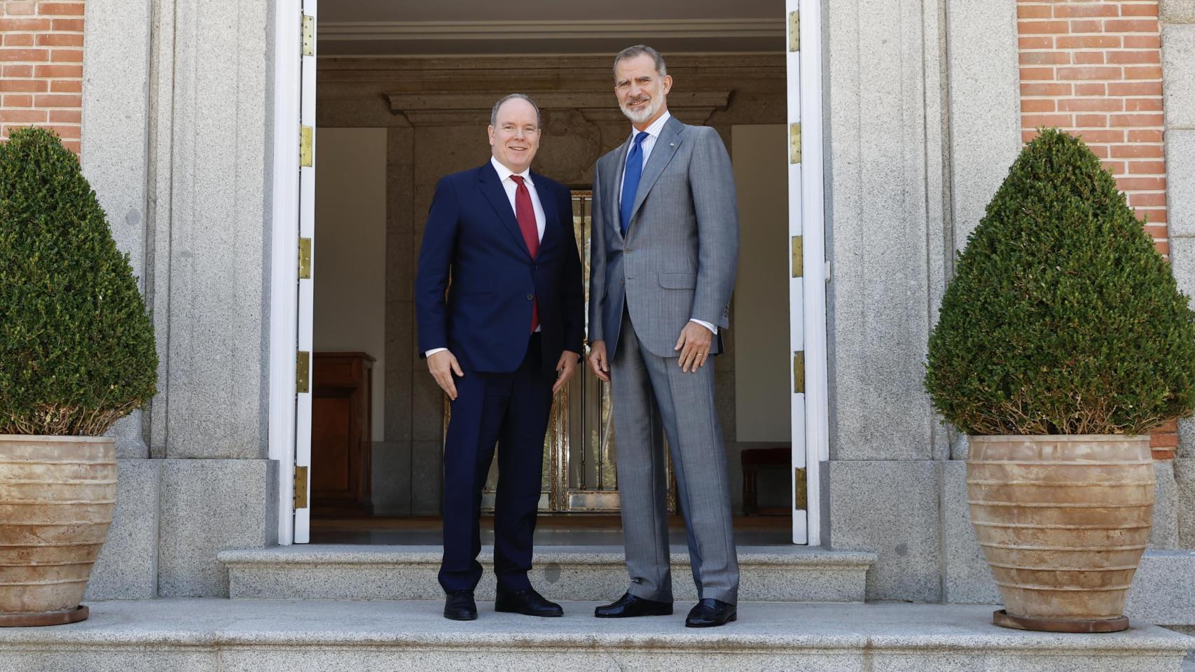 El gesto de Alberto de Mónaco con el rey Felipe VI: le muestra su ...