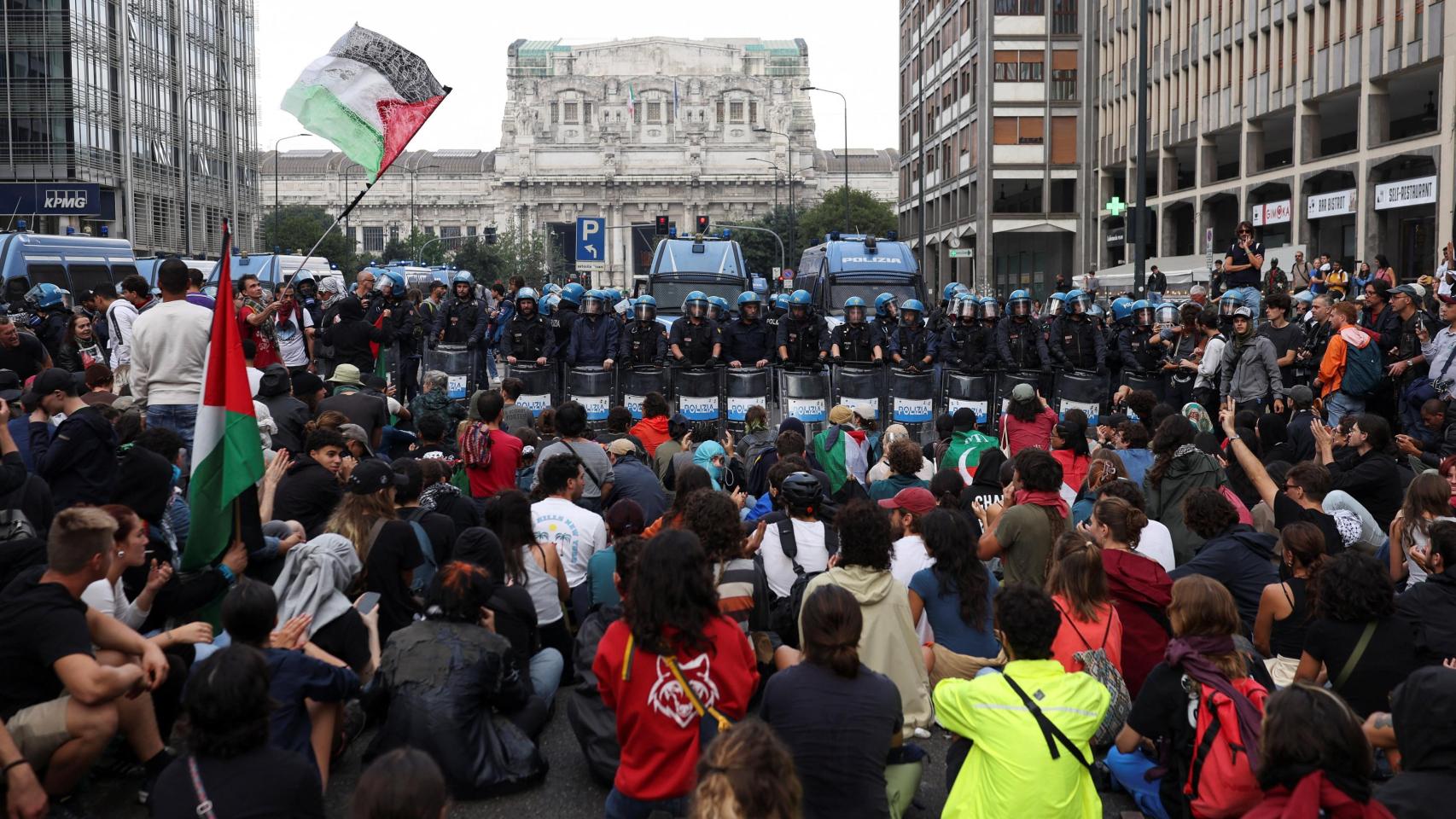 Las protestas propalestinas paralizan Italia y derivan en fuertes ...
