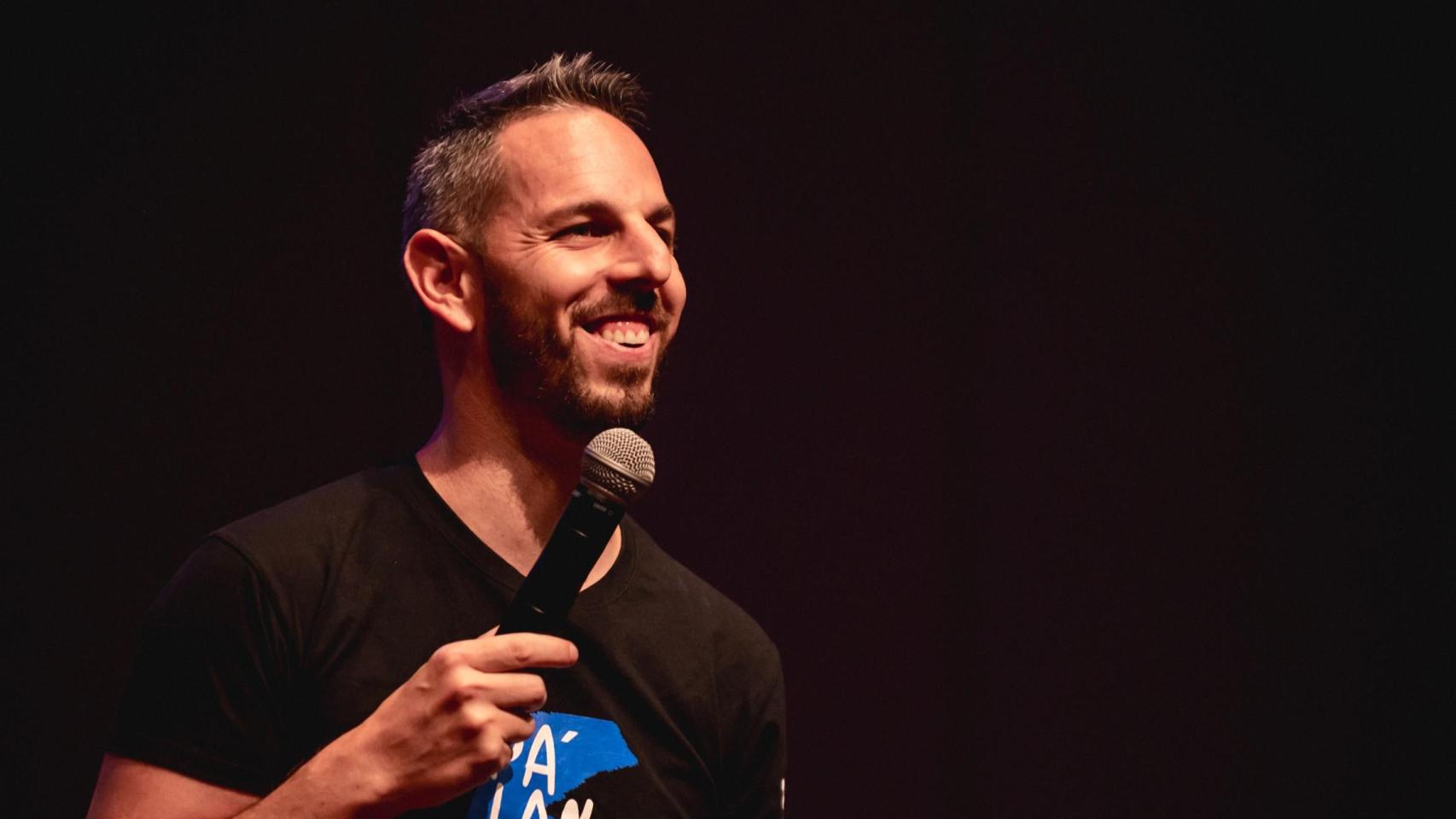 David Cepo lleva su humor a Ferrol con su show "No cruces los brazos"
