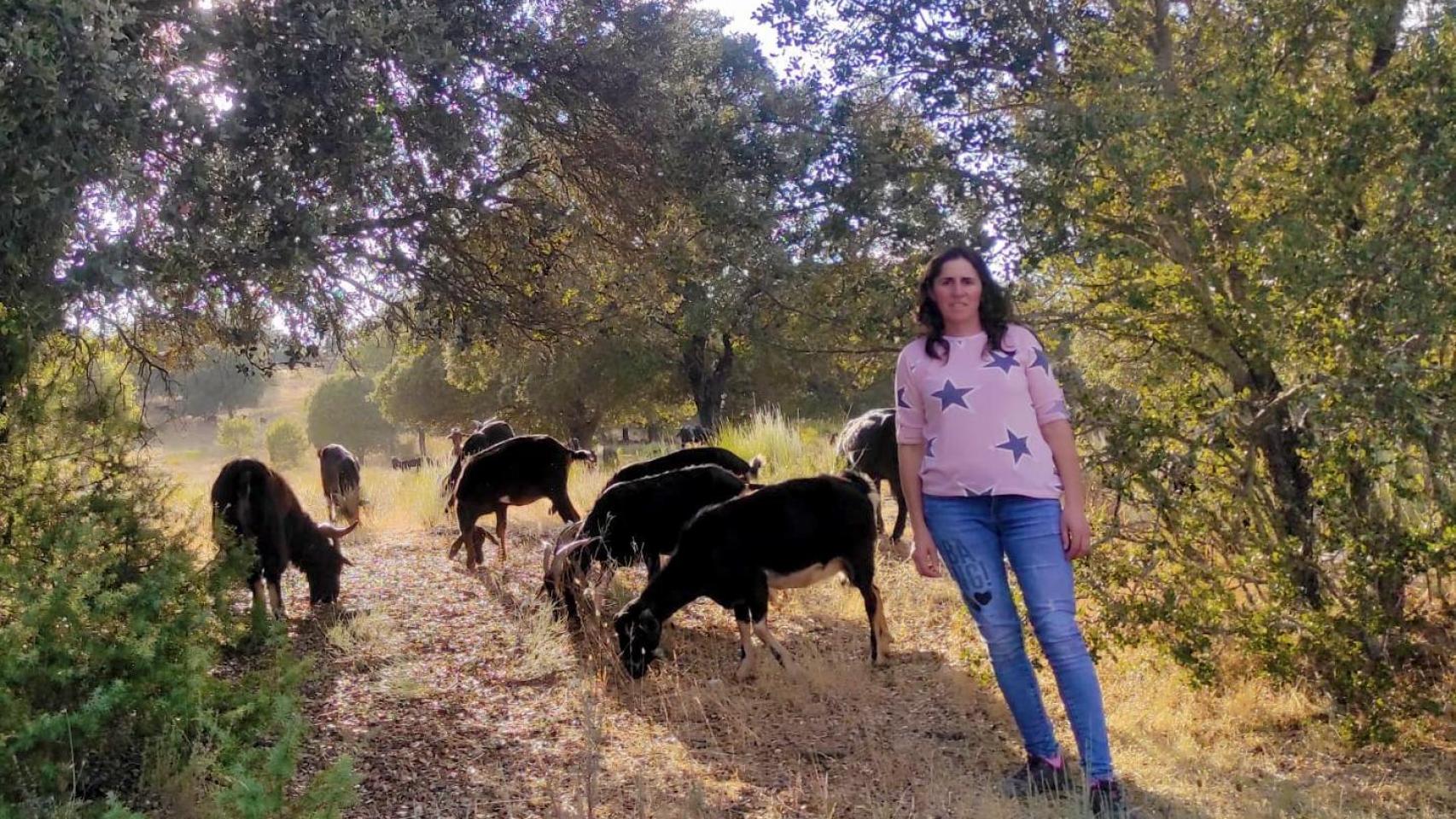 Inés, una de las últimas cabreras de Zamora: "A veces me pagan la leche ...