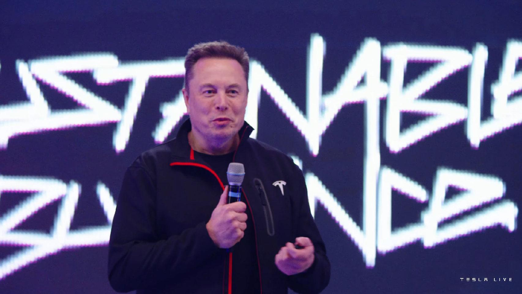 Conducir y usar el móvil al mismo tiempo es ilegal, pero a Elon Musk le ...