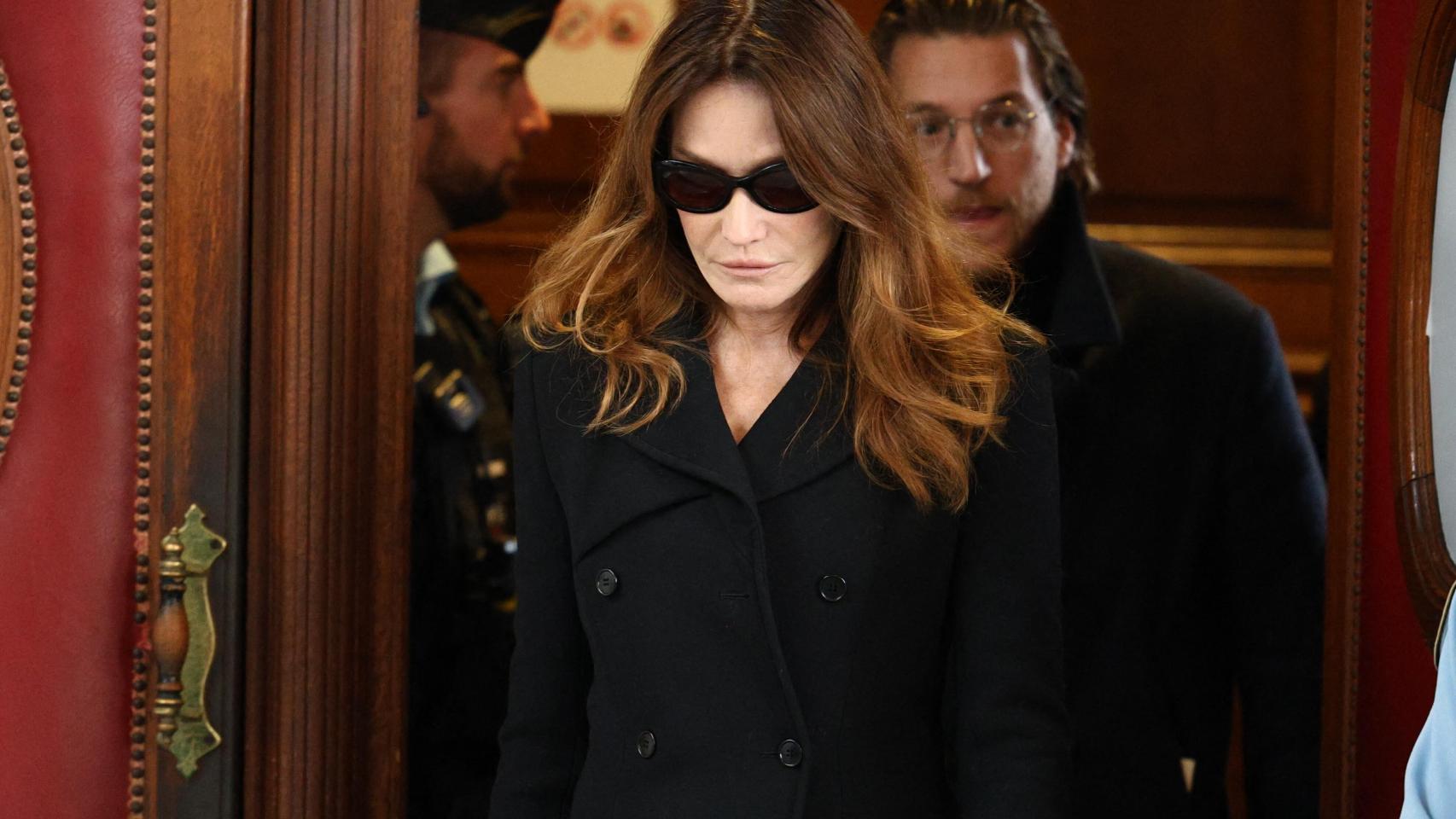 Carla Bruni, demacrada y oculta tras unas gafas de sol, acompaña a ...