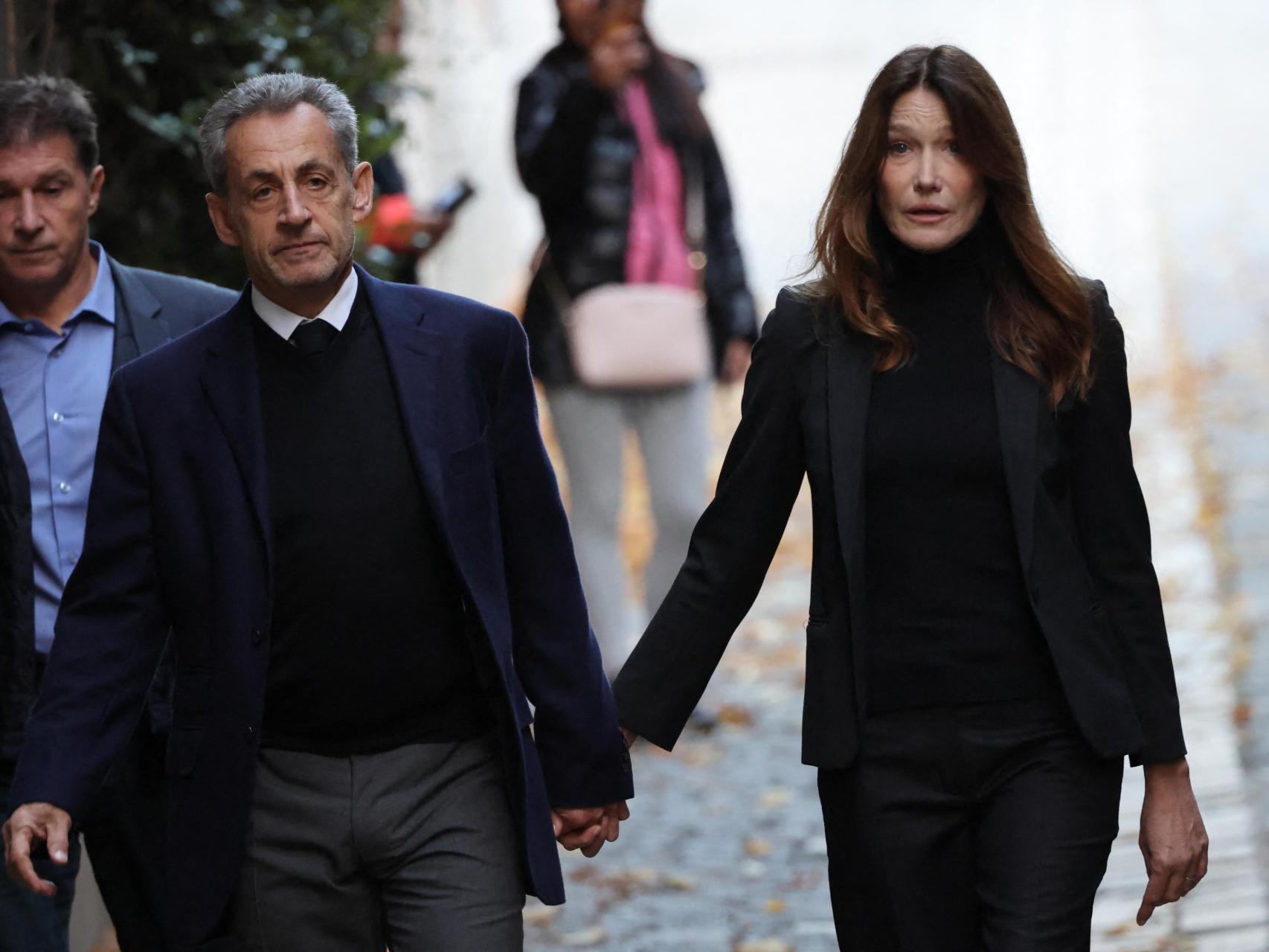 Carla Bruni, demacrada y oculta tras unas gafas de sol, acompaña a ...
