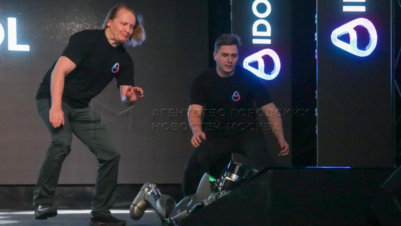 Camina dando tumbos hasta caerse: la vergonzosa presentación del primer ...