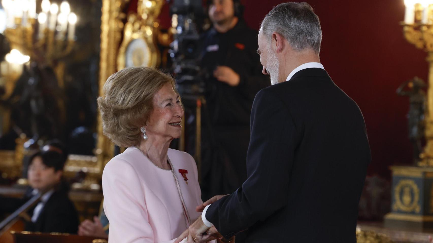 El orgullo del rey Felipe VI al imponer el Toisón de Oro a su madre, la ...
