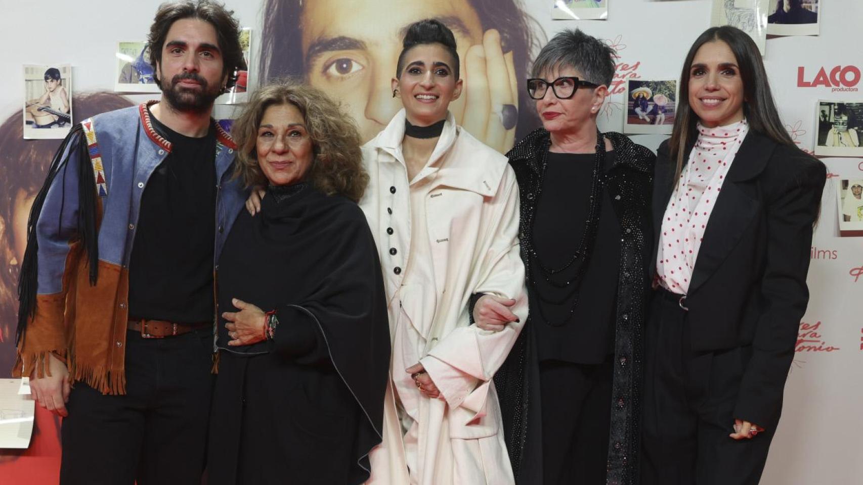 Alba Flores, arropada por su madre y su tía Rosario en el estreno del ...