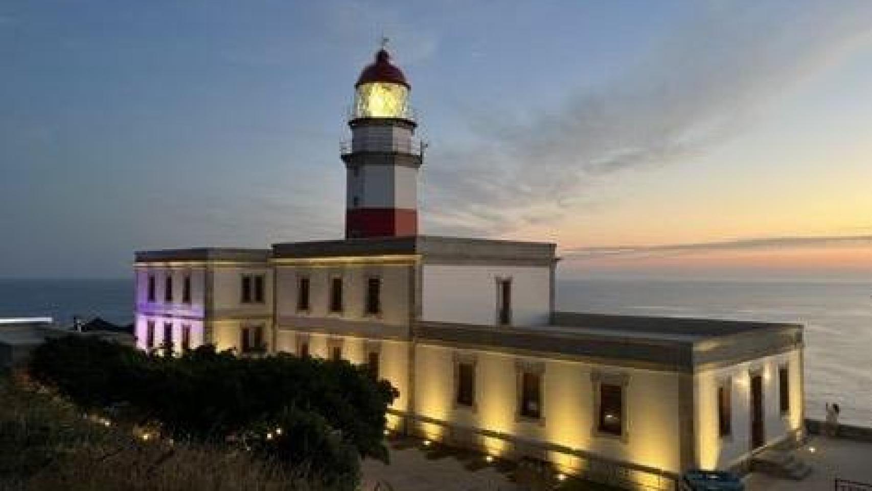 La habitación de un faro en activo donde puedes dormir mirando al mar ...