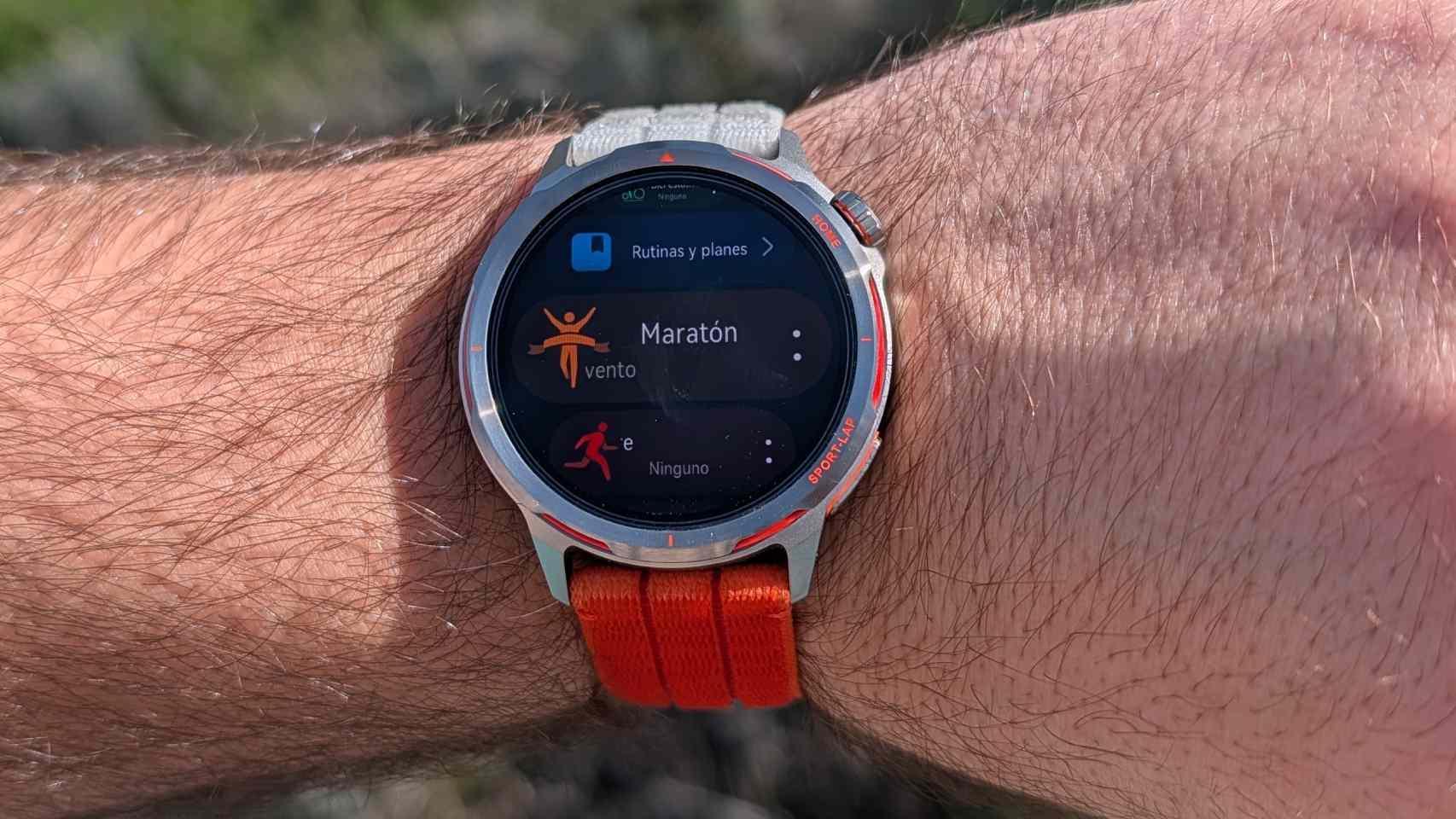 Probamos el reloj inteligente ideal para correr: es ligero, cómodo y ...