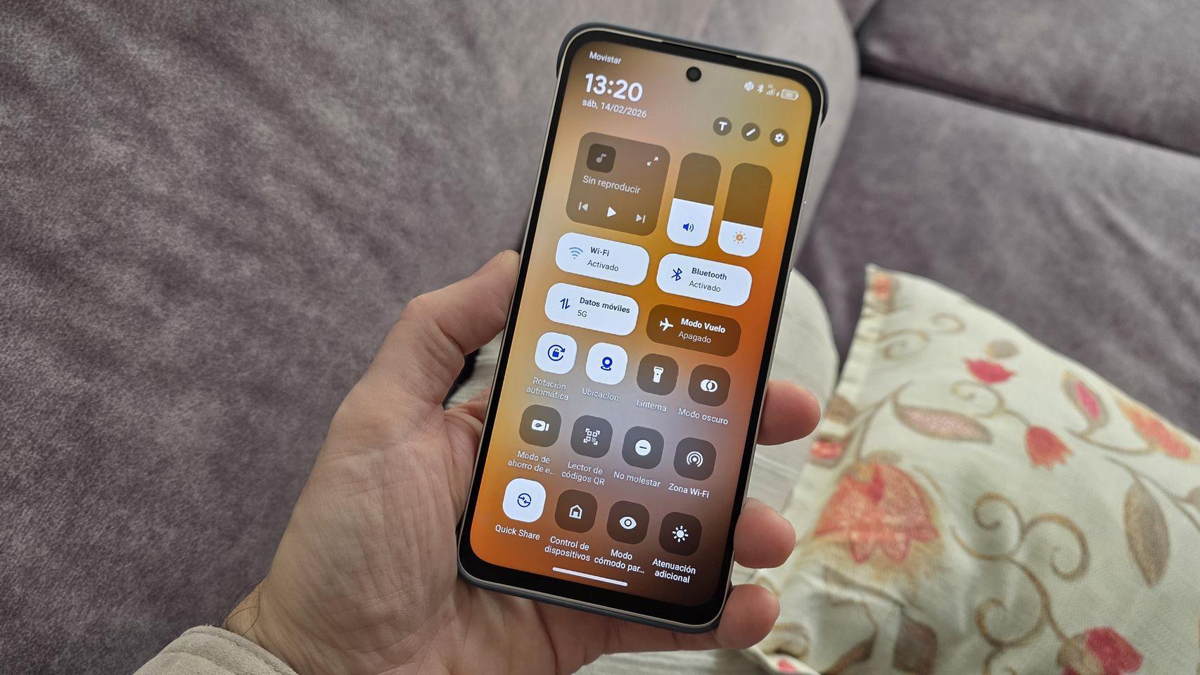 Do you want an e-book with this mobile? Let's try the TCL NextPaper 70 ...