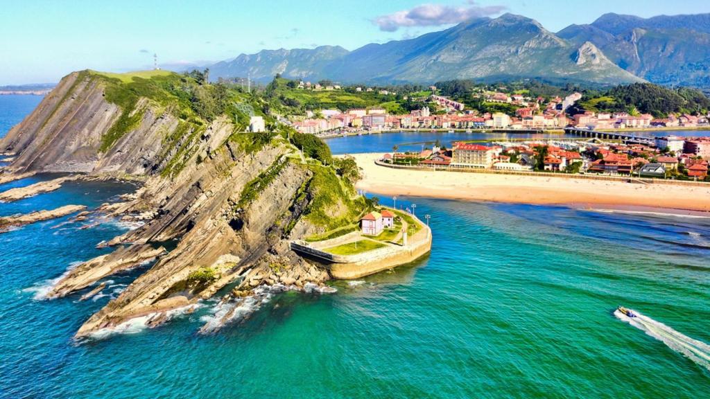 El pueblo español perfecto para recorrer a pie: junto al mar, con ...